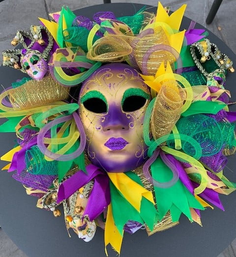 20" Wreath w/Full Face Mask | Party Stop